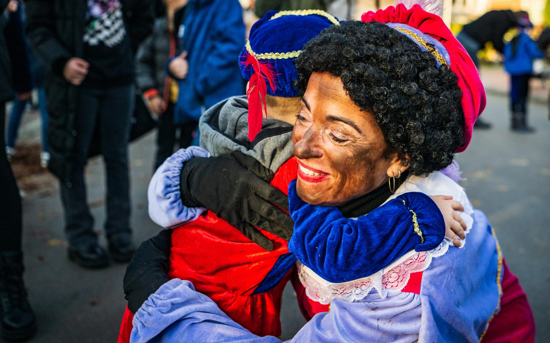 Knuffel van roetveegpiet bij de intocht in Hoogezand-Sappemeer ... Knuffel van roetveegpiet bij de intocht in Hoogezand-Sappemeer ...